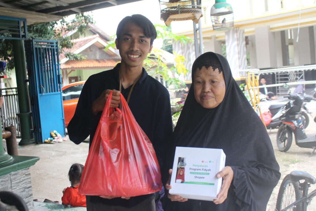 Distributing Fidyah Offerings from Partners, Dompet Dhuafa Collaborates ...