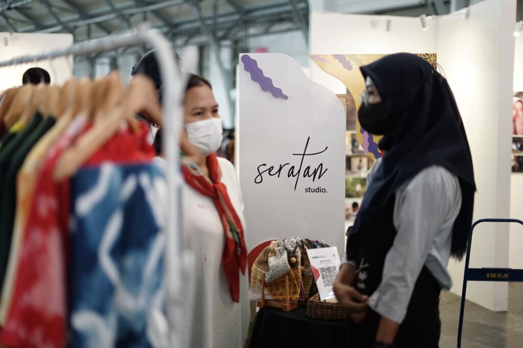 Lukis dan Rajut Kebaikan Bersama Seratan Studio