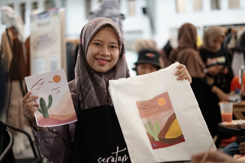 Lukis dan Rajut Kebaikan Bersama Seratan Studio