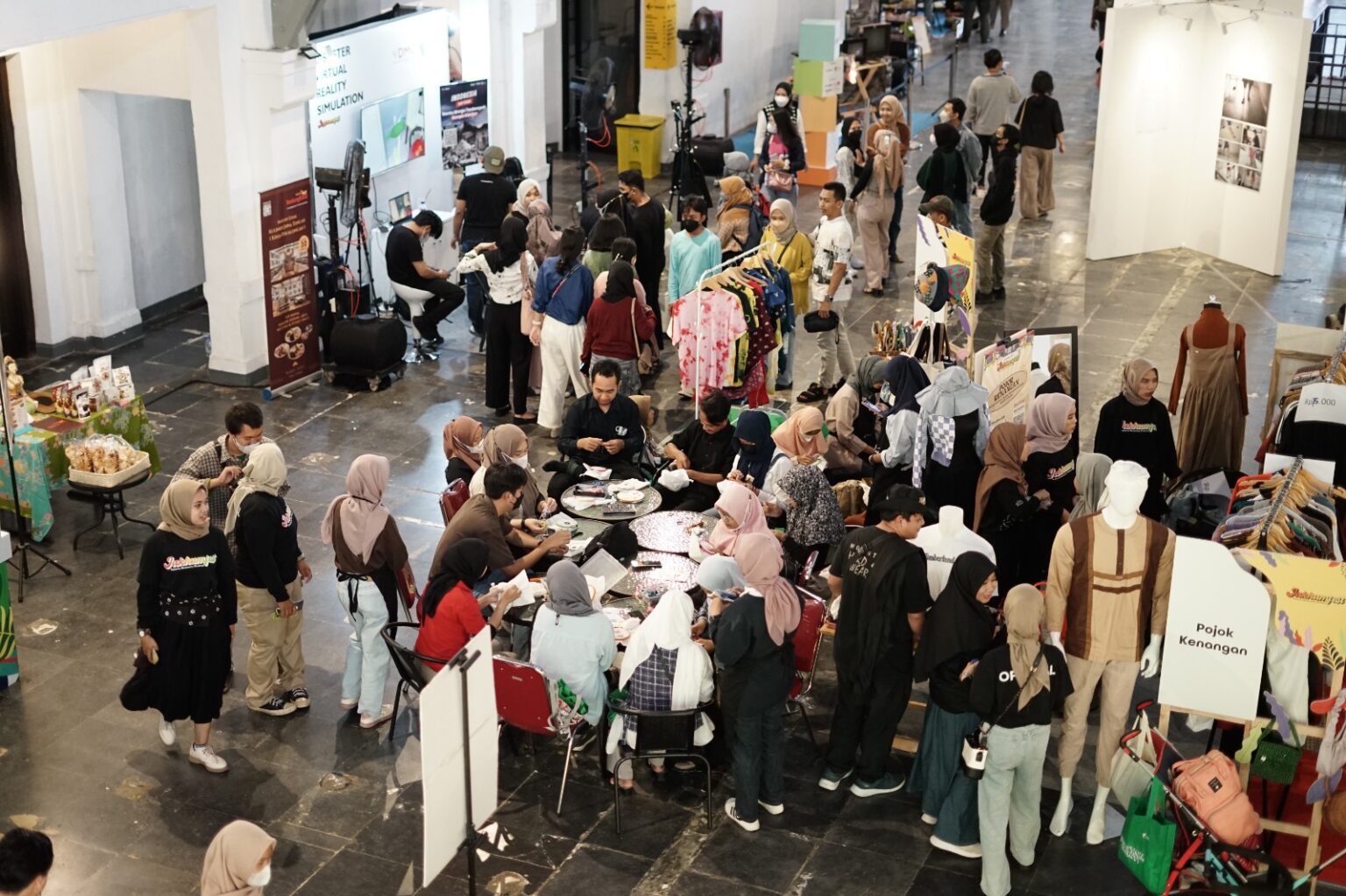 Lukis dan Rajut Kebaikan Bersama Seratan Studio