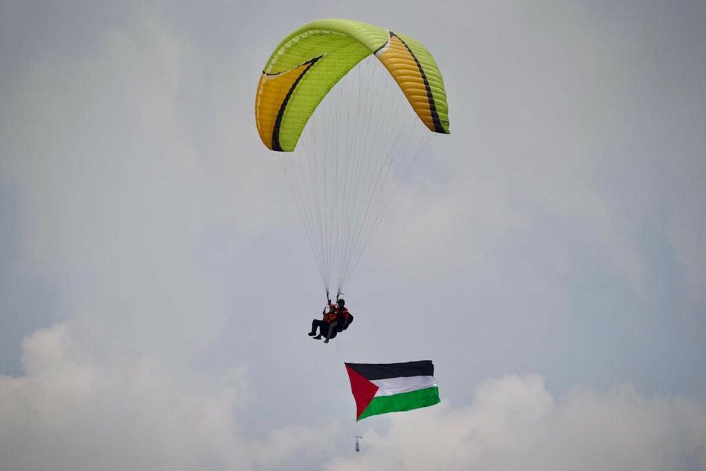 DD flies Palestinian and Indonesian flags using paragliding