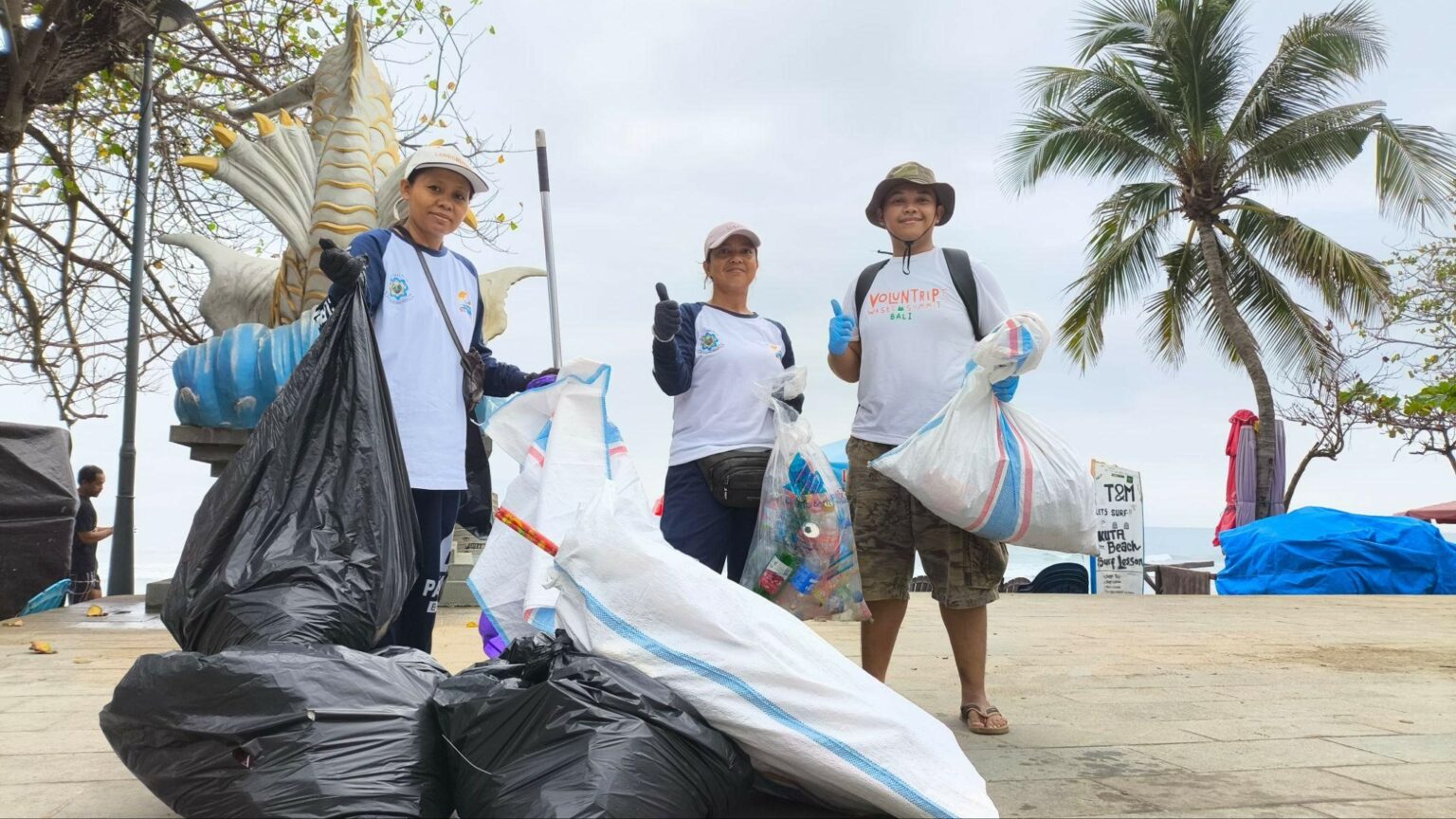 DD volunteers clean up trash after New Year's Eve in Bali