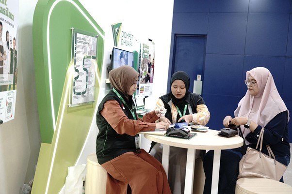 Nazwa Pays Zakat Fitrah at Dompet Dhuafa Margo City Booth