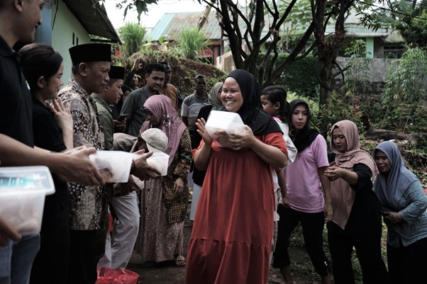 ADM Indonesia, DD Distribute Fresh Chicken for Community