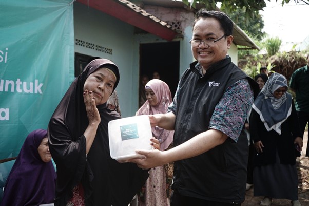 ADM Indonesia, DD Distribute Fresh Chicken for Community