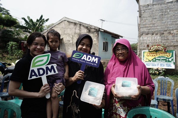 ADM Indonesia, DD Distribute Fresh Chicken for Community