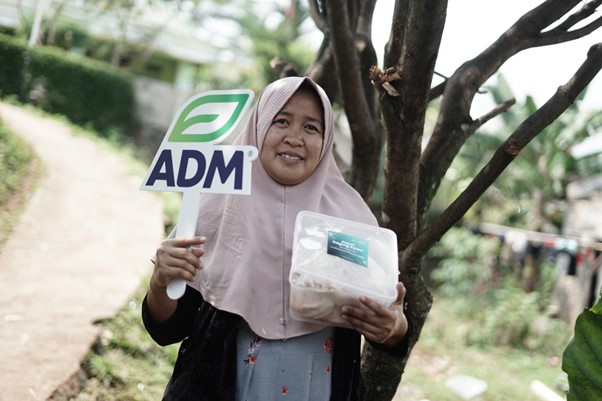 ADM Indonesia, DD Distribute Fresh Chicken for Community