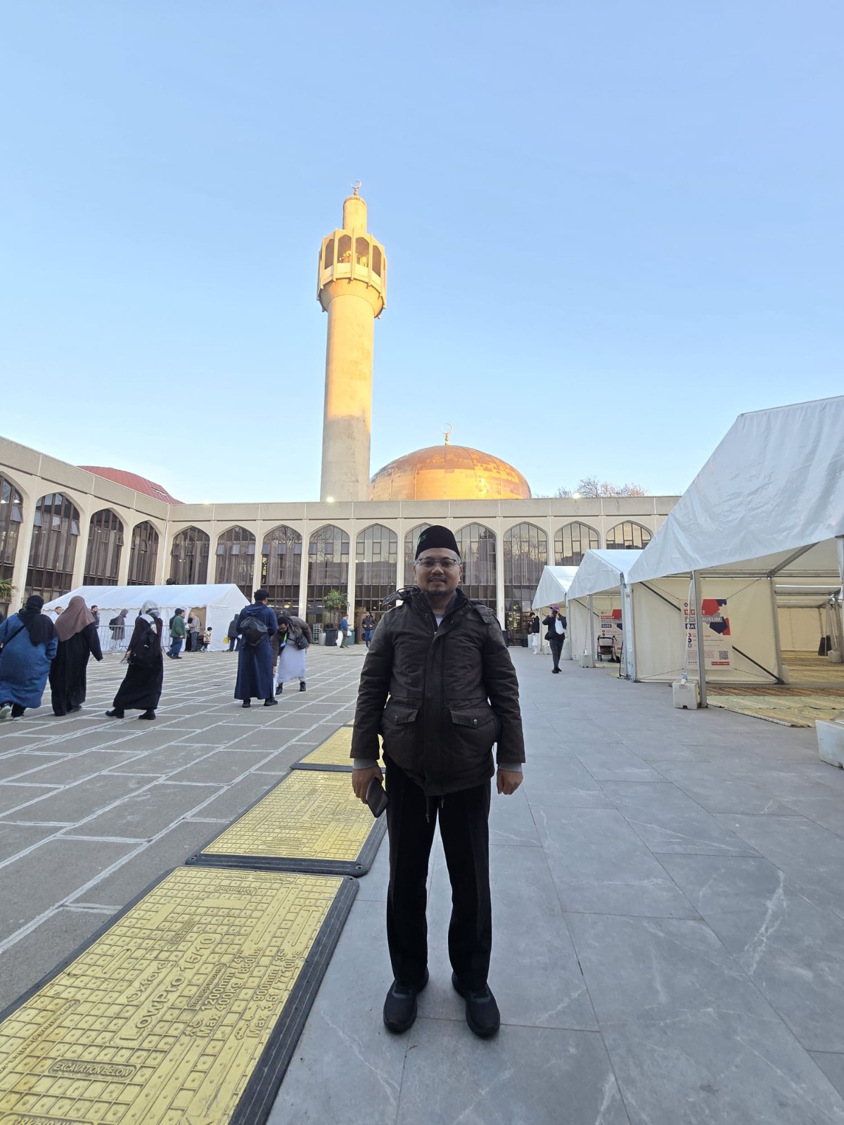 Menanti Maghrib di Bawah Kubah Emas Regent's Park Mosque